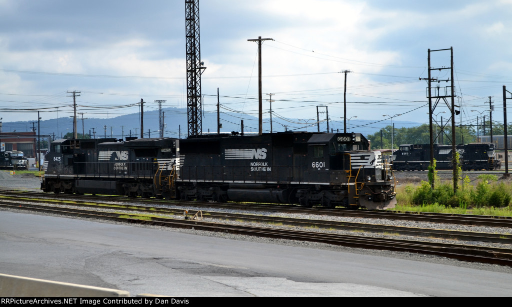 NS SD60 6601 and NS C40-8W 8425 sit in the yard at Enola